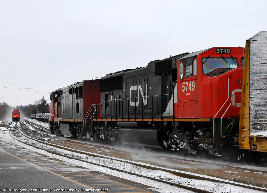 CN 393 rolling to a meet with CN 148